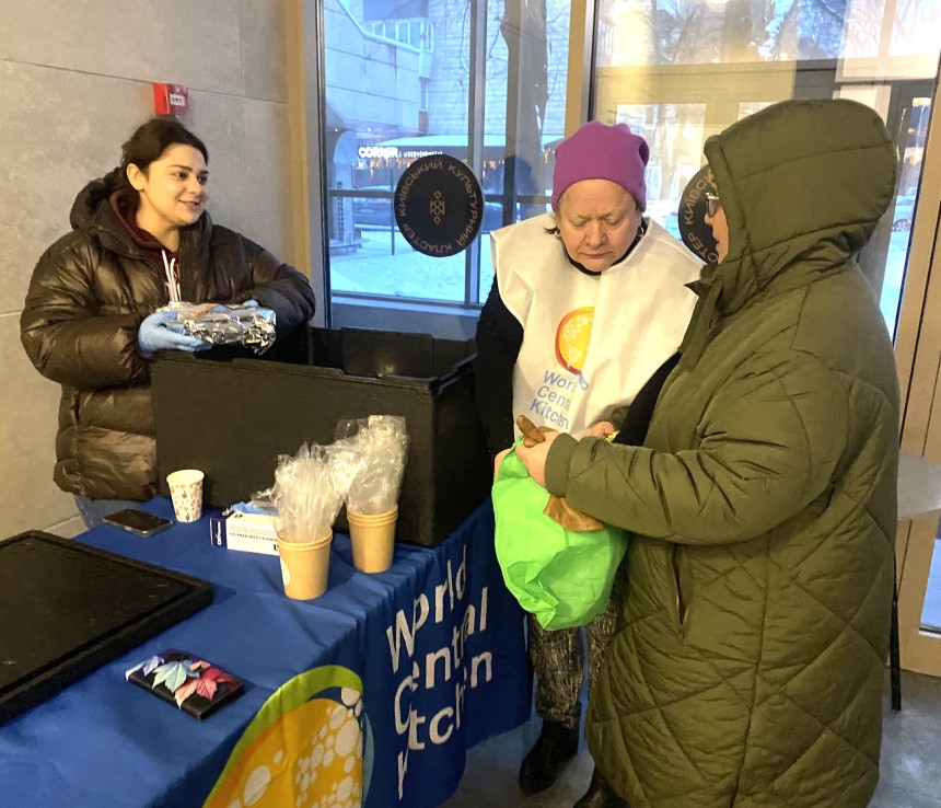 МБО «World Central Kitchen» забезпечує гарячі обіди мешканцям ...